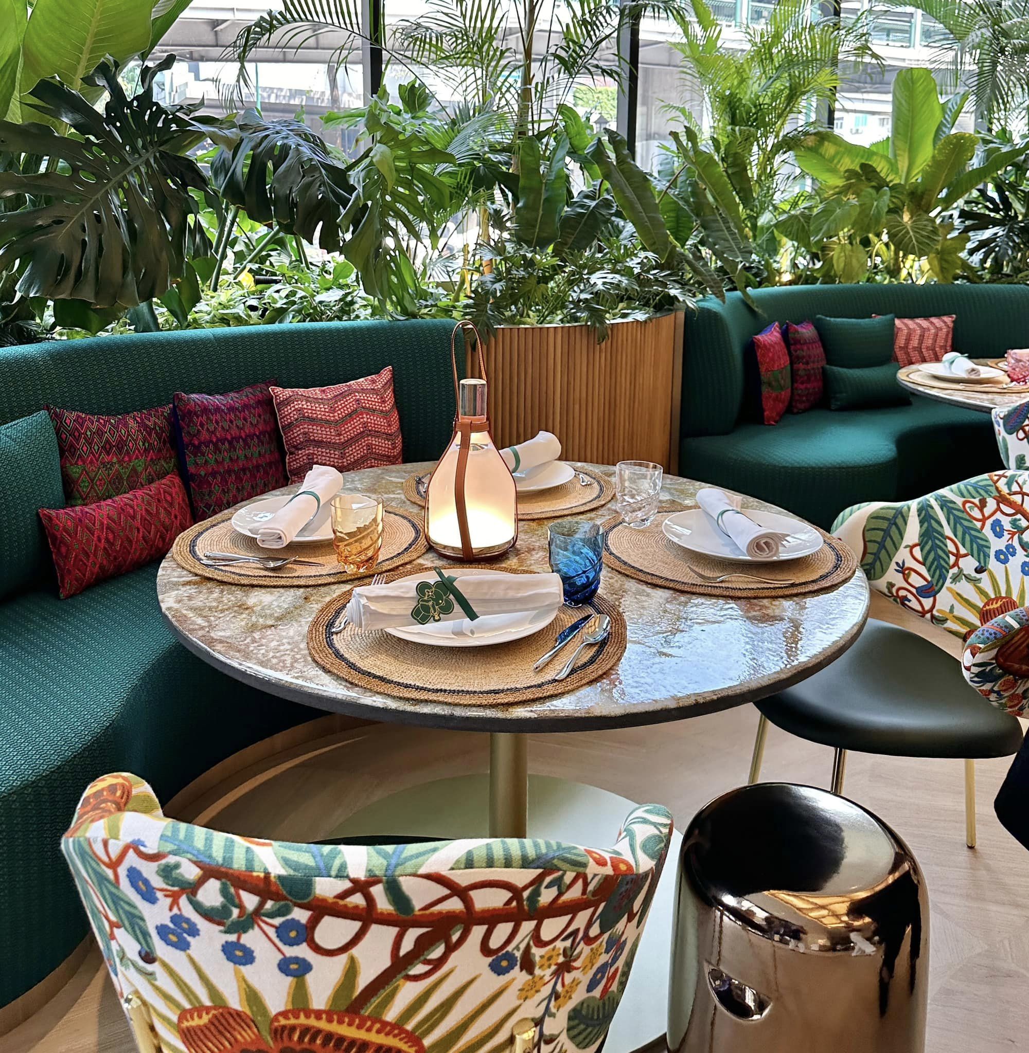 มี 3 ใบแดงก็มาได้นะ พาชม ‘Le Cafe Louis Vuitton’ ที่ LV The Place ...