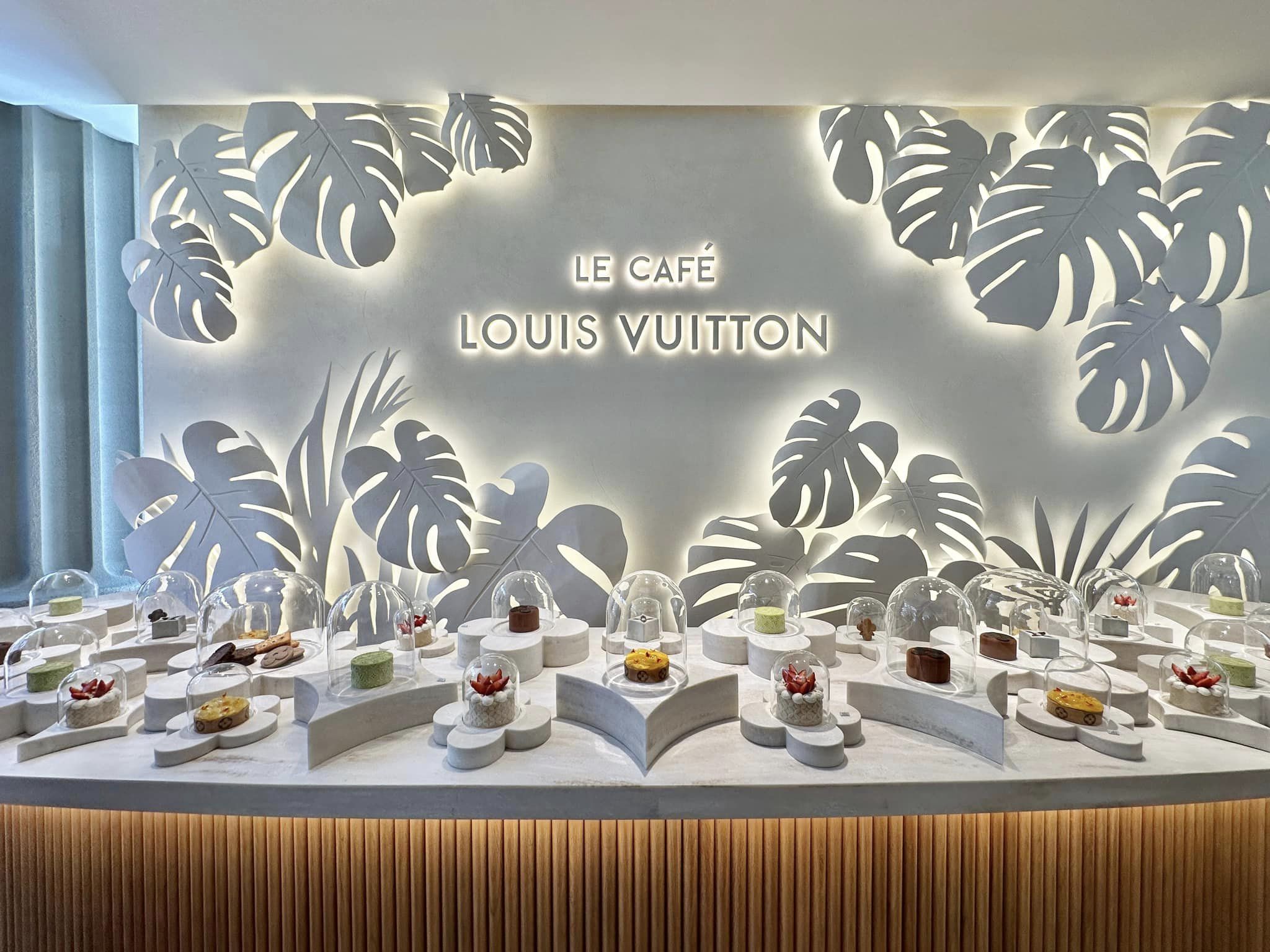 มี 3 ใบแดงก็มาได้นะ พาชม ‘Le Cafe Louis Vuitton’ ที่ LV The Place ...